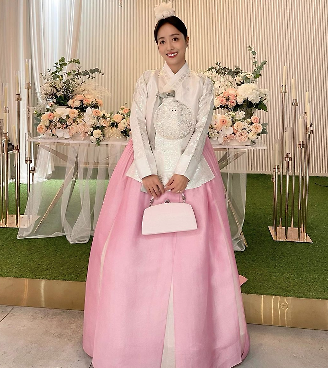 열애설없이 2월 깜짝 결혼발표한 커플피로연사진속 한복자태 어썸클