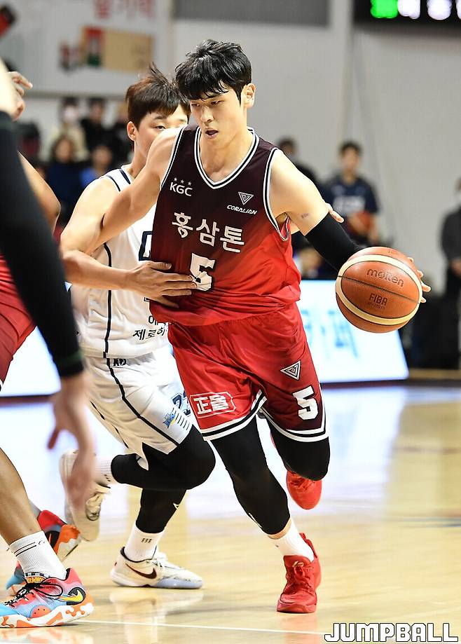 ‘ㅂㅈㅎ 듀오 46점 합작’ 선두 KGC, 접전 끝에 KCC 제압하고 10연승 질주