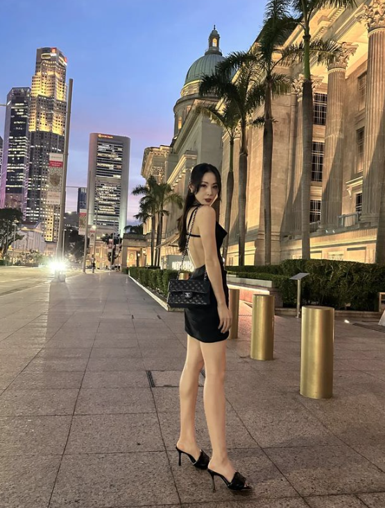 길가다 돌아볼 미모싱가폴길거리에서 혼자 빛나블랙 드레스룩 어썸클