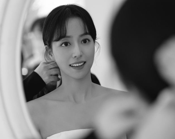 열애설없이 2월 결혼 발표한 커플고화질 웨딩화보 공개드레스룩 어썸클