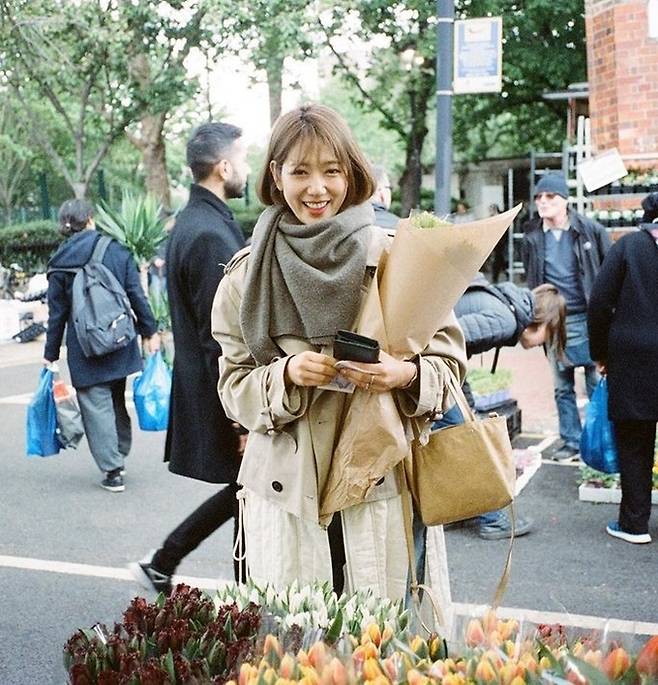 ‘아기 엄마 박신혜 언제나 청순 그 자체 꽃 보다 예쁜 트렌치코트룩 패션엔
