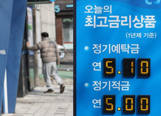 사설 기준금리 35 동결 물가·환율 관리 허점 없어야