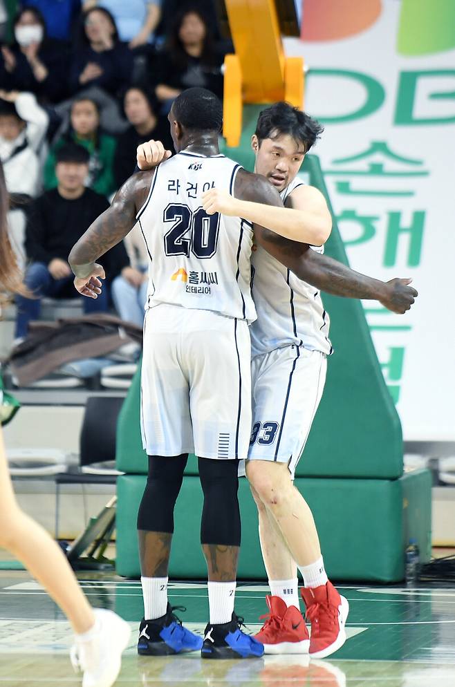 [BK 리뷰] '6강은 우리 것' KCC, 이승현-라건아 활약으로 DB 원정 승리