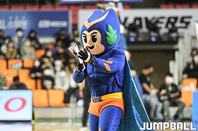 ‘마스코트 안에 사람 있어요 농구팬 마음 훔치는 마스코트 그 안은