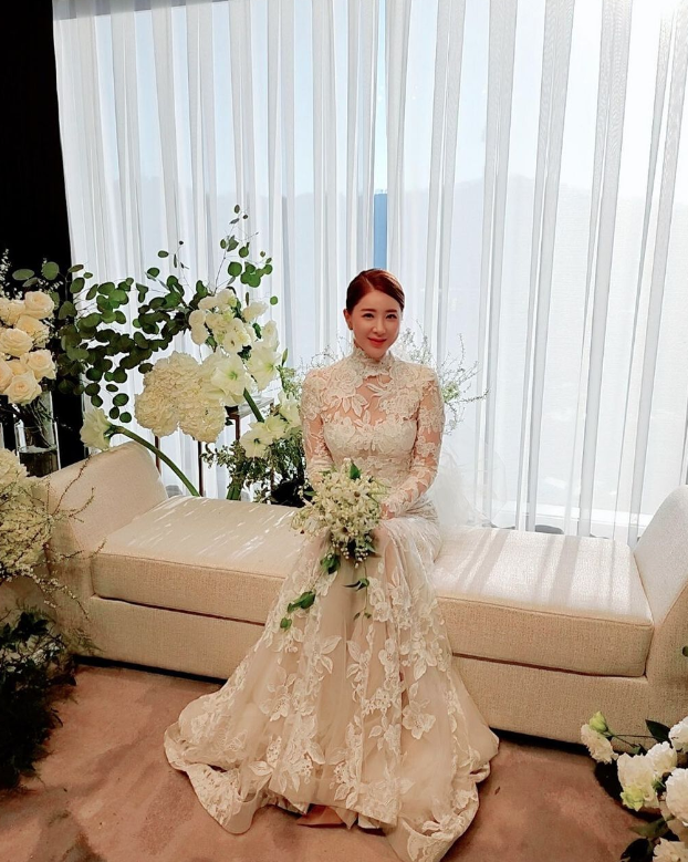 열애설없이 연상과 2월 깜짝결혼한 여가수결혼식 현장 공개순백 자태 어썸클