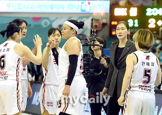 BNK 정규경기 2위 확정, 강력한 뒷심, 이소희·안혜지 승부처 지배, 하나원큐 고서연 극적 동점 3점포로 만족