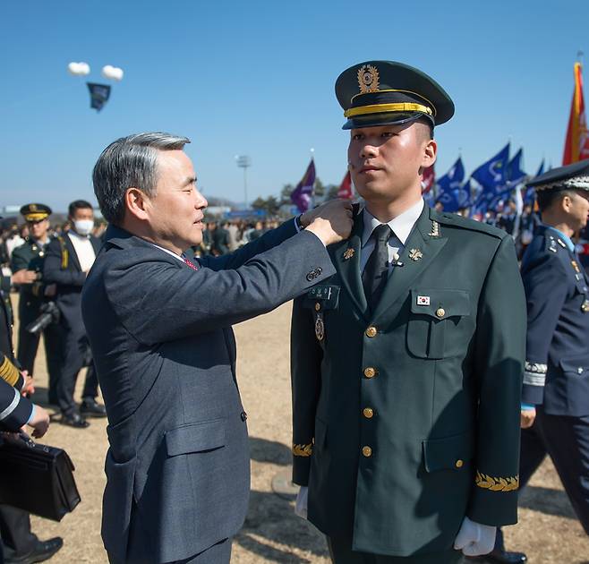 계급장 달아주는 이종섭 국방부장관
