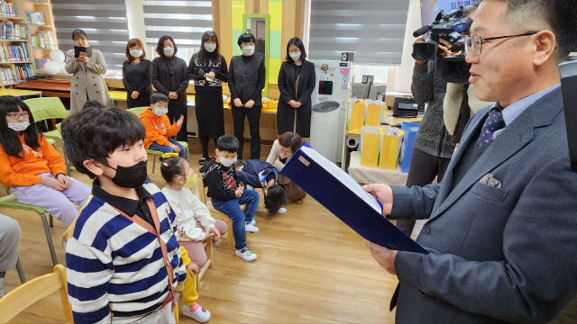 ‘나 홀로 입학식 씩씩한 신입생 뒤 한숨 쉬는 작은 학교