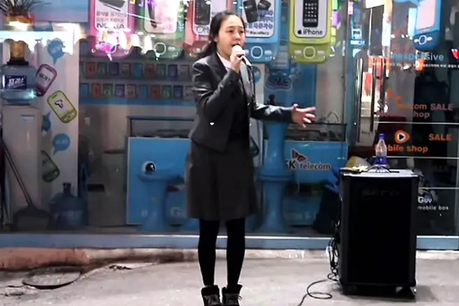 명동 한복판에서 교복 입고 버스킹하던 여고생의 최근 근황 뉴스에이드