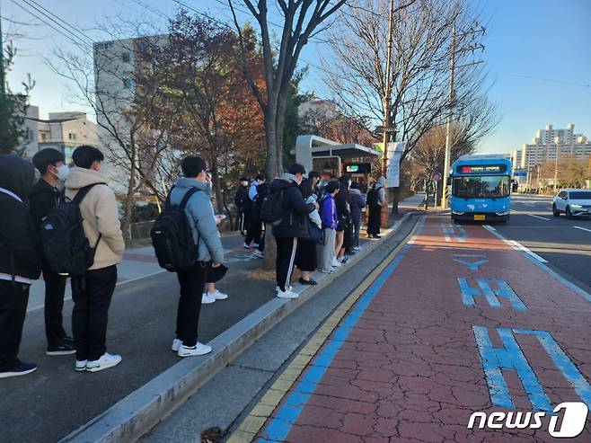 다시 패딩점퍼꽃샘추위에 오들오들 출근길