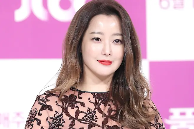 드라마만 찍다 10년 만에 영화 복귀 선언한 여배우의 파트너 뉴스에이드