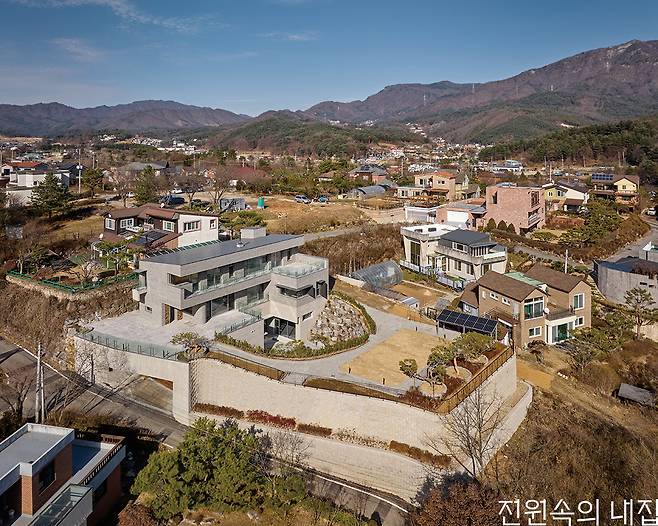6m의 레벨 차를 지닌 대지 위 성채 같이 자리 잡은 남양주 주택 전원속의 내집