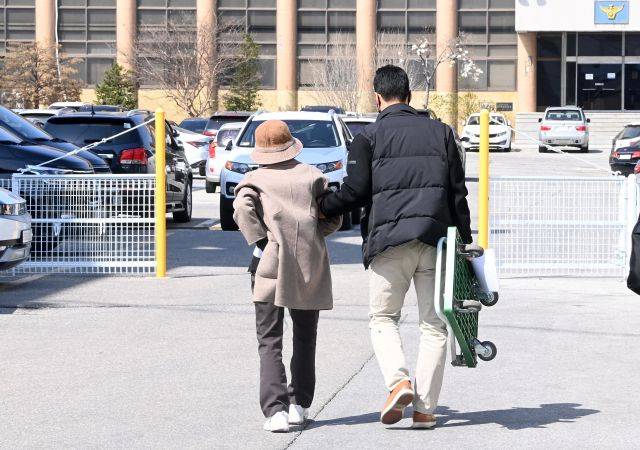 손자 잃은 ‘강릉 급발진 할머니 피의자로 경찰 출석
