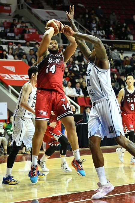 KGC 일방적인 24점차 대승, 정규경기 와이어 투 와이어 우승 매직넘버1, 2쿼터에 끝난 승부