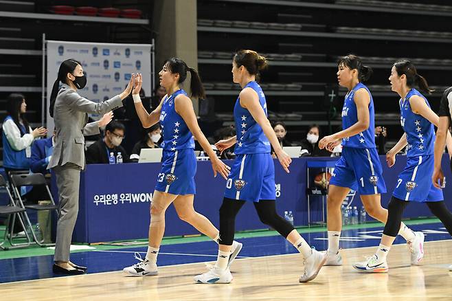 ‘박지현·김단비 39점 합작 우리은행 ‘2차전도 우리 것