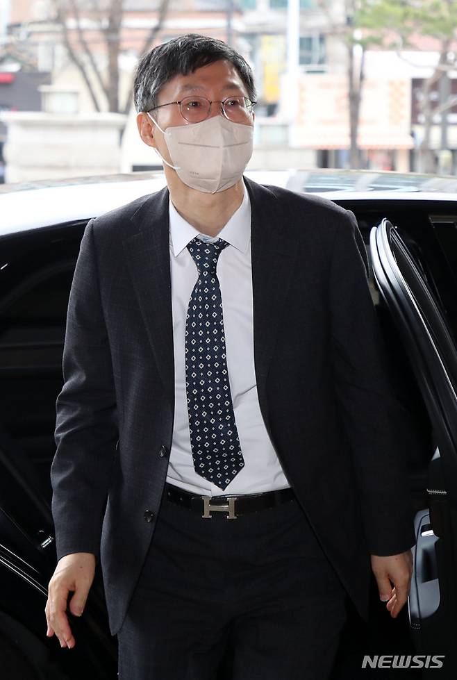 출근하는 문형배 헌법재판관
