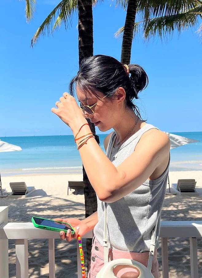 채정안 베트남서도 꾸안꾸 여왕 플리플랍에 민소매 바닷가 산책룩 패션엔