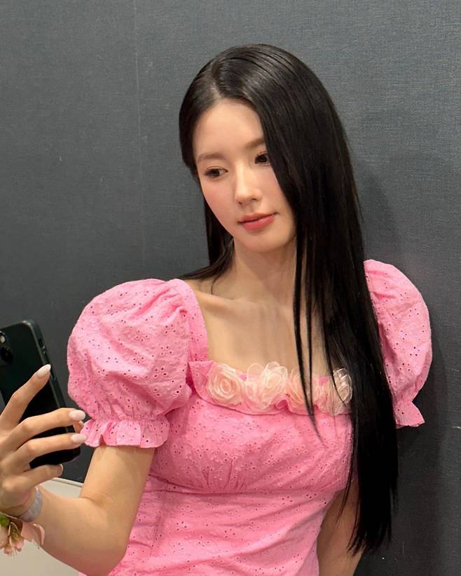 여자아이들 미연 핑크 미니 드레스킬힐봄 맞은 미모