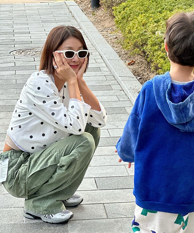 워킹맘 이시영 주말엔 더 바뻐 아들과 꽃나들이 땡땡이 주말룩 패션엔