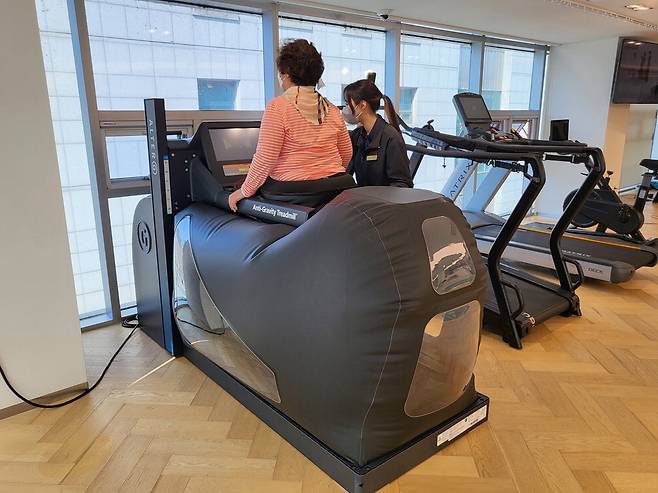 다리 통증 심한데 재활운동 무중력 트레드밀로 도전