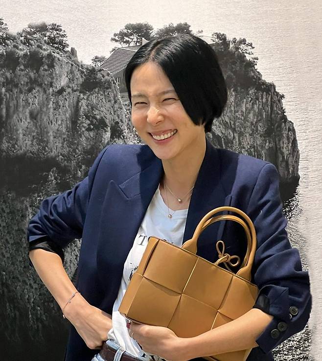 김나영 하의는 벌써 한여름 데님 쇼츠와 뽐낸 쇼츠 슈트룩 패션엔