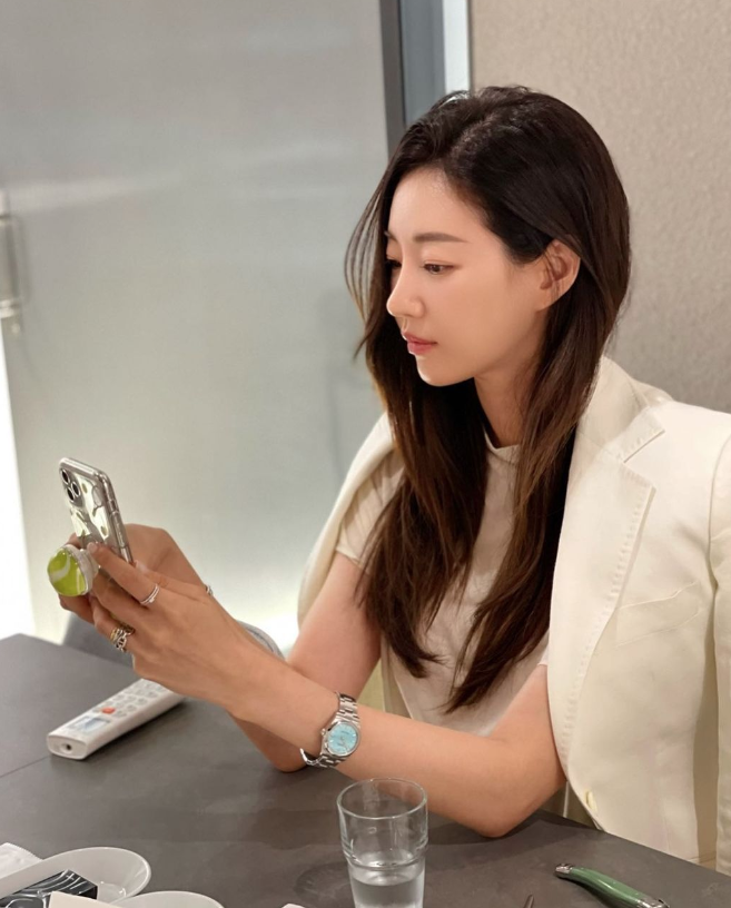 김사랑뜸하더니 달라졌네갸름한 턱선46세 믿기지 않는 미모올화이트룩 어썸클