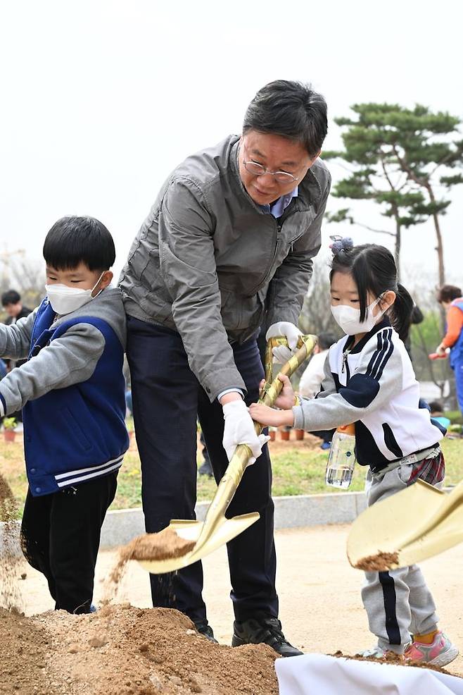 안산시 호수공원에 팽나무 등 1만 1430본 식재