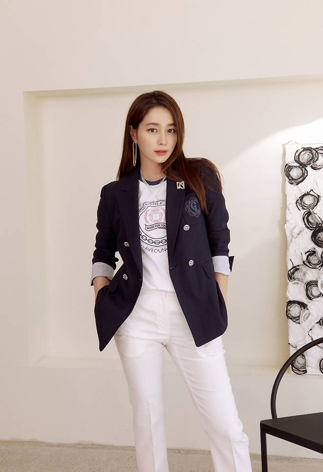이민정 올 여름 뭐 입지 일상 오피스 직진 로맨틱 섬머룩 패션엔