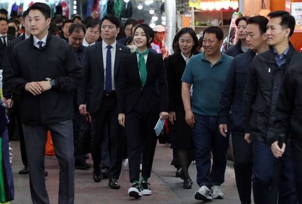 떡 시식 김건희 여사 스카프 양말 초록색 깔맞춤