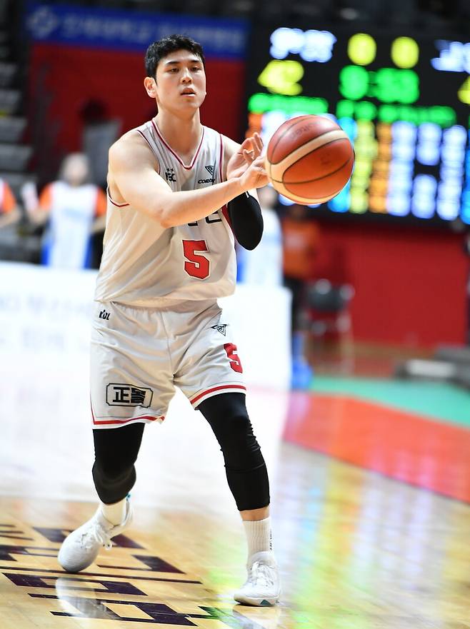 [KBL 4강 PO 리뷰] ‘변준형 날다’ KGC, 접전 끝에 캐롯에 승리하며 2차전 복수 성공