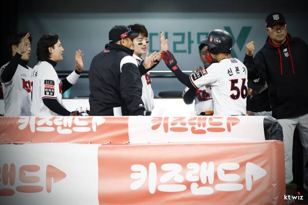 [IS 수원] 타율 1위 없이 선발 전원 안타, KT 3연승·SSG 4연패