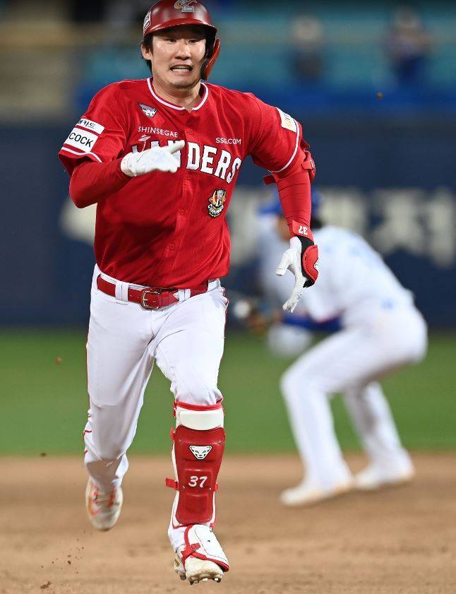 '최정 3안타 3타점' SSG, KT 4연승 제동 걸며 4연패서 탈출