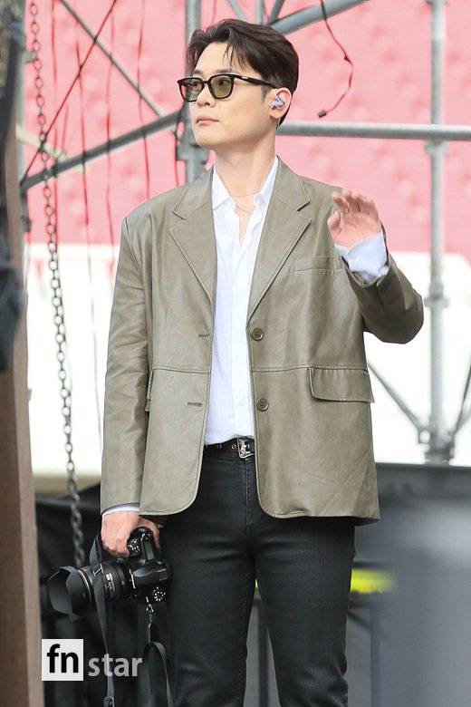 rapoem Yoo Chae-hoon, 'Photographer's routine ~ camera in one hand'