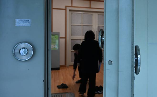 르포 20㎝ 강철문 열렸다” 국회 수장고 그 비밀공간 들어가 보니
