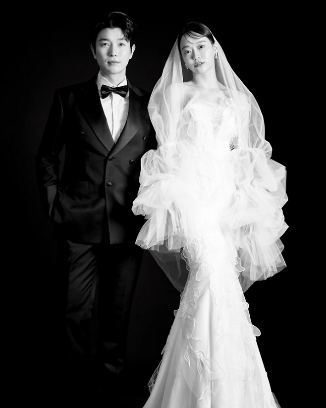 8년 공개열애 끝에 드디어 결혼발표♥한 연예인 커플웨딩화보속 순백룩 어썸클