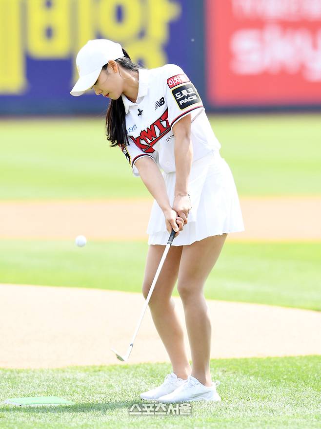 포토 어프로치 샷으로 시구하는 미스코리아 출신 프로골퍼 김솔비