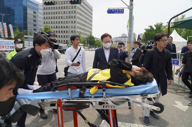 단식 투쟁 간호조무사협회장 건강 악화로 병원 후송
