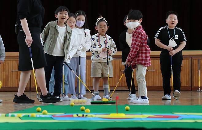 방과후 학교에서 골프·코딩·댄스 배워요” 시범 두 달 맞은 늘봄학교