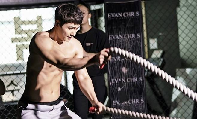 졸업사진 한 장으로 모태 미남 제대로 인증했던 배우의 현재 뉴스에이드