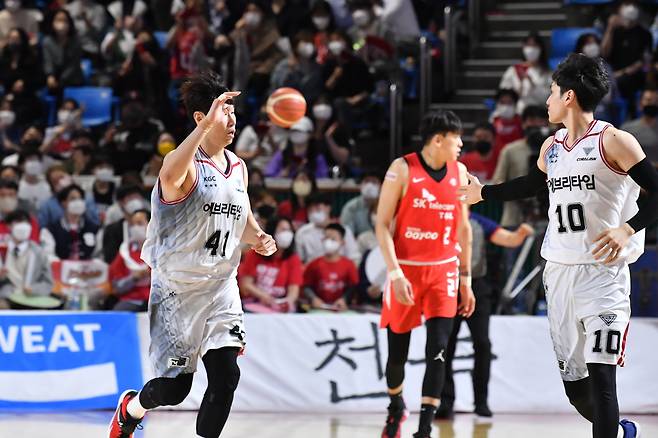 '우승 기쁨은 잠시 뿐' 오세근-문성곤, 누굴 선택해야 하나 [김 용의 KBL PUB]