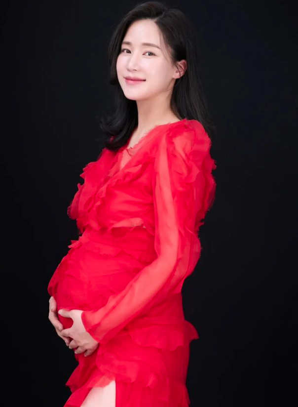결혼♥4년만에 임신한 여배우만삭화보 아름다워레드 드레스룩 어썸클