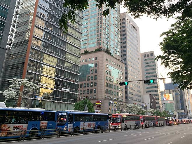 광역버스 늘리니강남역 일대 한 정류장 가는데 30분” 아우성