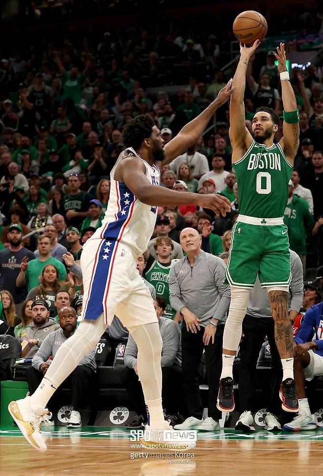 Mvp 상대로 17점테이텀은 엠비드를 노렸다
