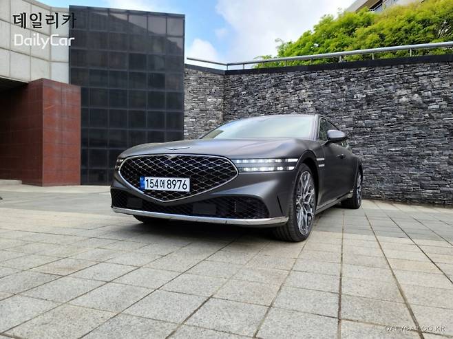 [시승기] 한없이 안락한 4인승 럭셔리 세단..제네시스 G90 3.5 터보 48V 일렉트릭 슈퍼차저 | 데일리카