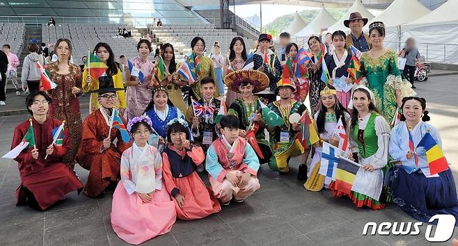세계인의 축제 열린 부산해운대 행사장 1만여명 북적
