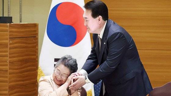 두손 꼭 잡고원폭피해 할머니 만난 尹 이 순간 목소리 떨렸다