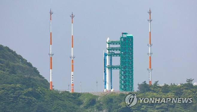 누리호 발사대 설치 작업 끝…소나기에 작업 지연