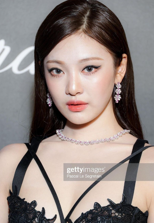 백옥피부블랙 드레스 입고 칸 등장해 너무 예뻐 난리난 여가수시스루드레스룩 어썸클