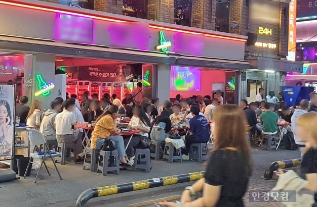 같이 한잔해 끝없는 대쉬평일 밤에도 헌팅포차 꽉 찼다 여기잇슈