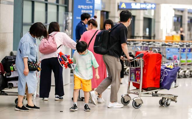 드디어 괌 탈출 韓관광객 실은 여객기 순차적으로 인천공항 도착